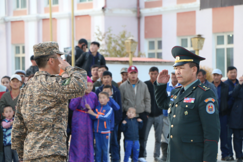 Ховд аймгаас Mонгол улсын баатар Дамдины Намнангийн нэрэмжит Цэргийн гавьяаны одонт Хилийн